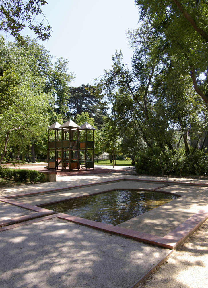 Parcous d'eau gravitaire dans un parc. Fontainerie sans apport d'énergie