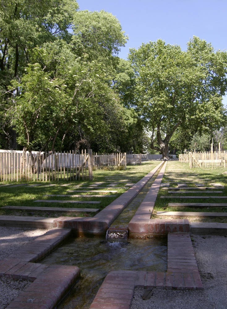 Parcous d'eau gravitaire dans un parc. Fontainerie sans apport d'énergie