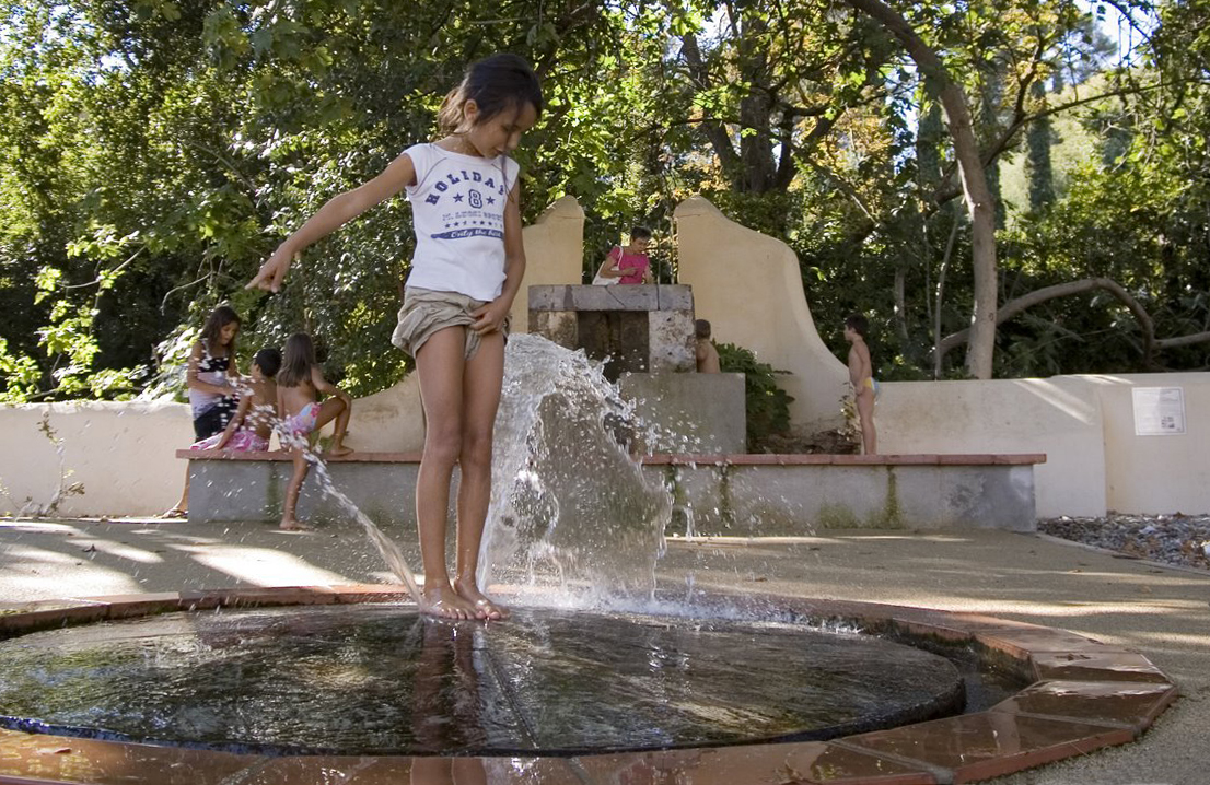 Parcous d'eau gravitaire dans un parc. Fontainerie sans apport d'énergie