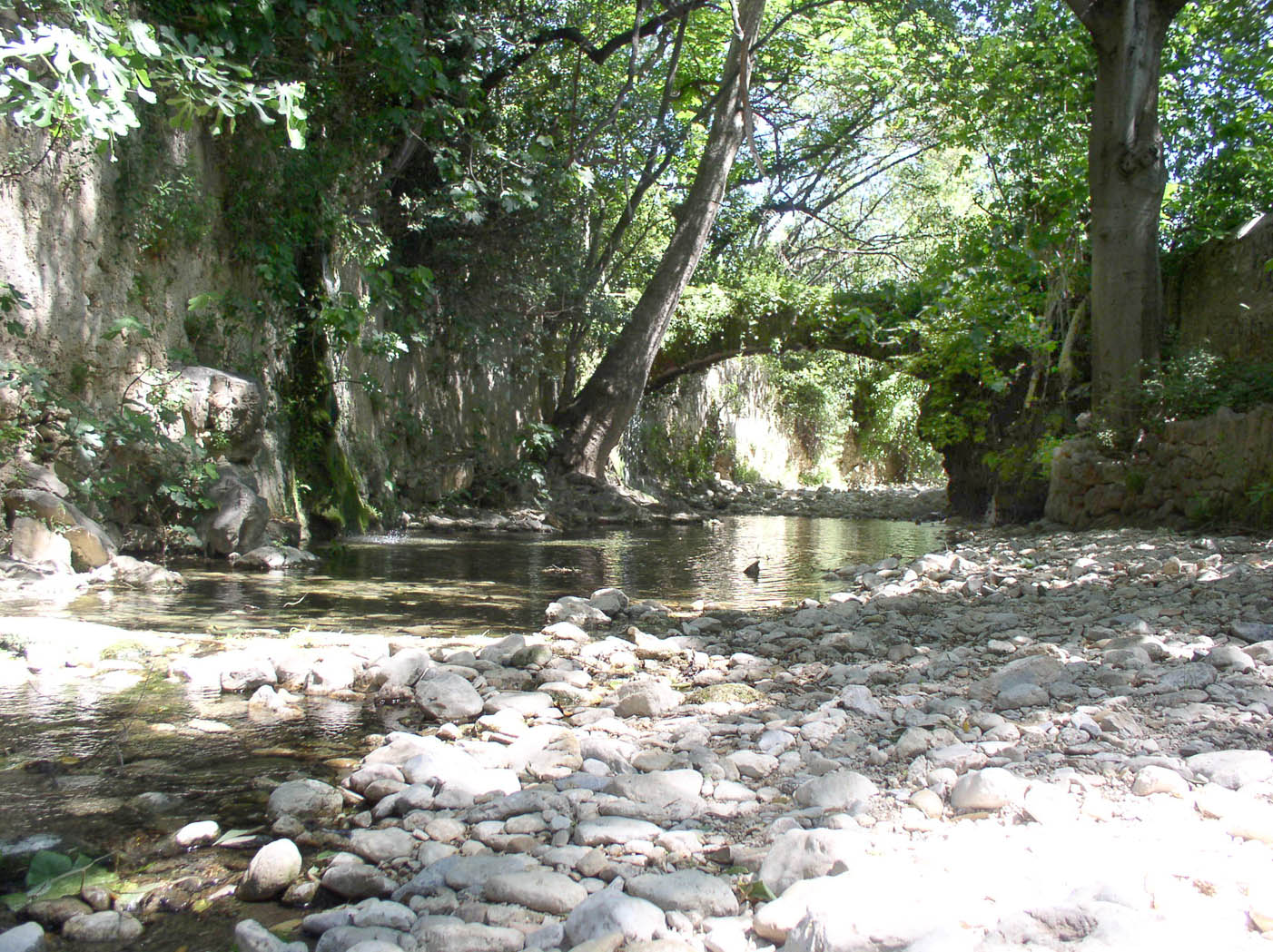 Parcous d'eau gravitaire dans un parc. Fontainerie sans apport d'énergie